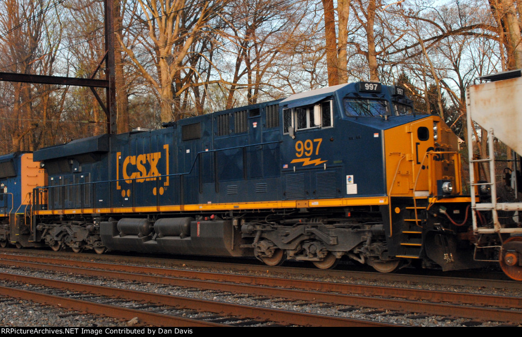 CSX ES44AH 997 in YN3b paint on K533-30